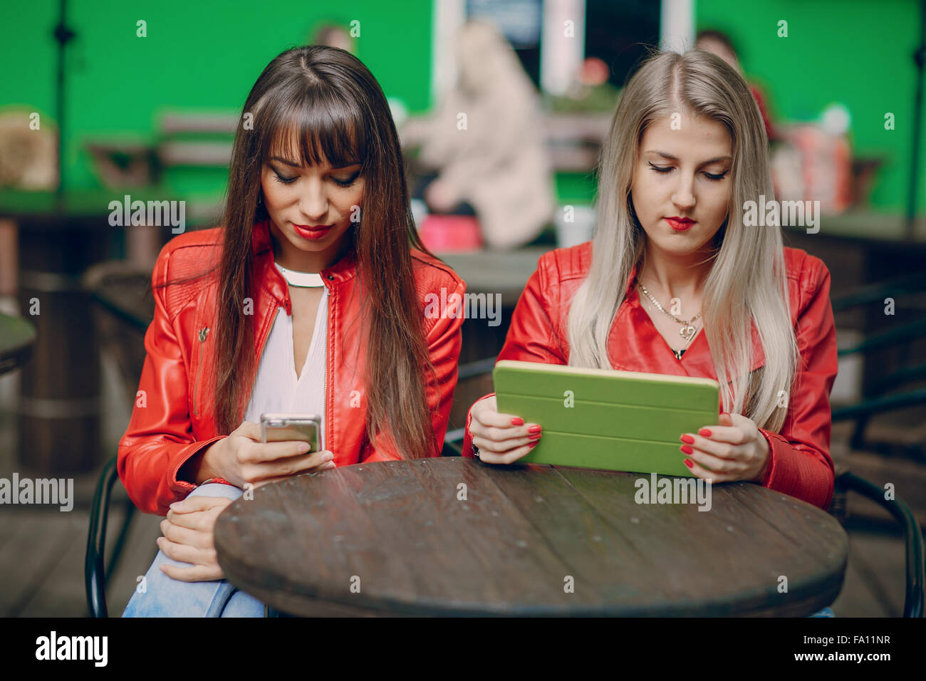 girls with phone Stock Photo - Alamy