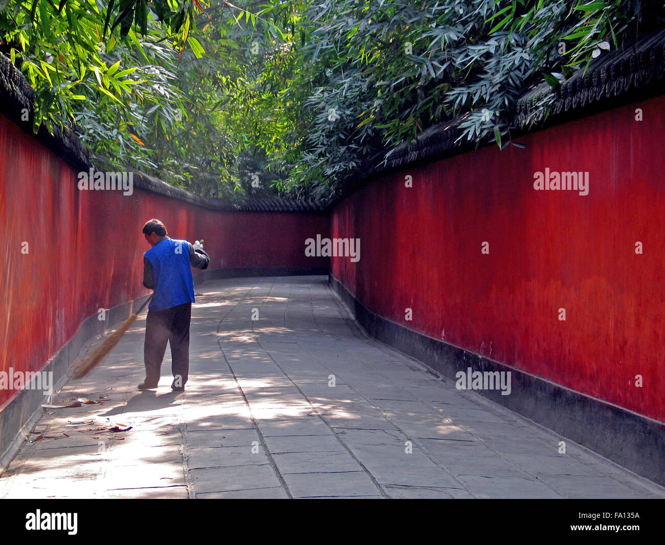 Sweep garden path hi-res stock photography and images - Alamy