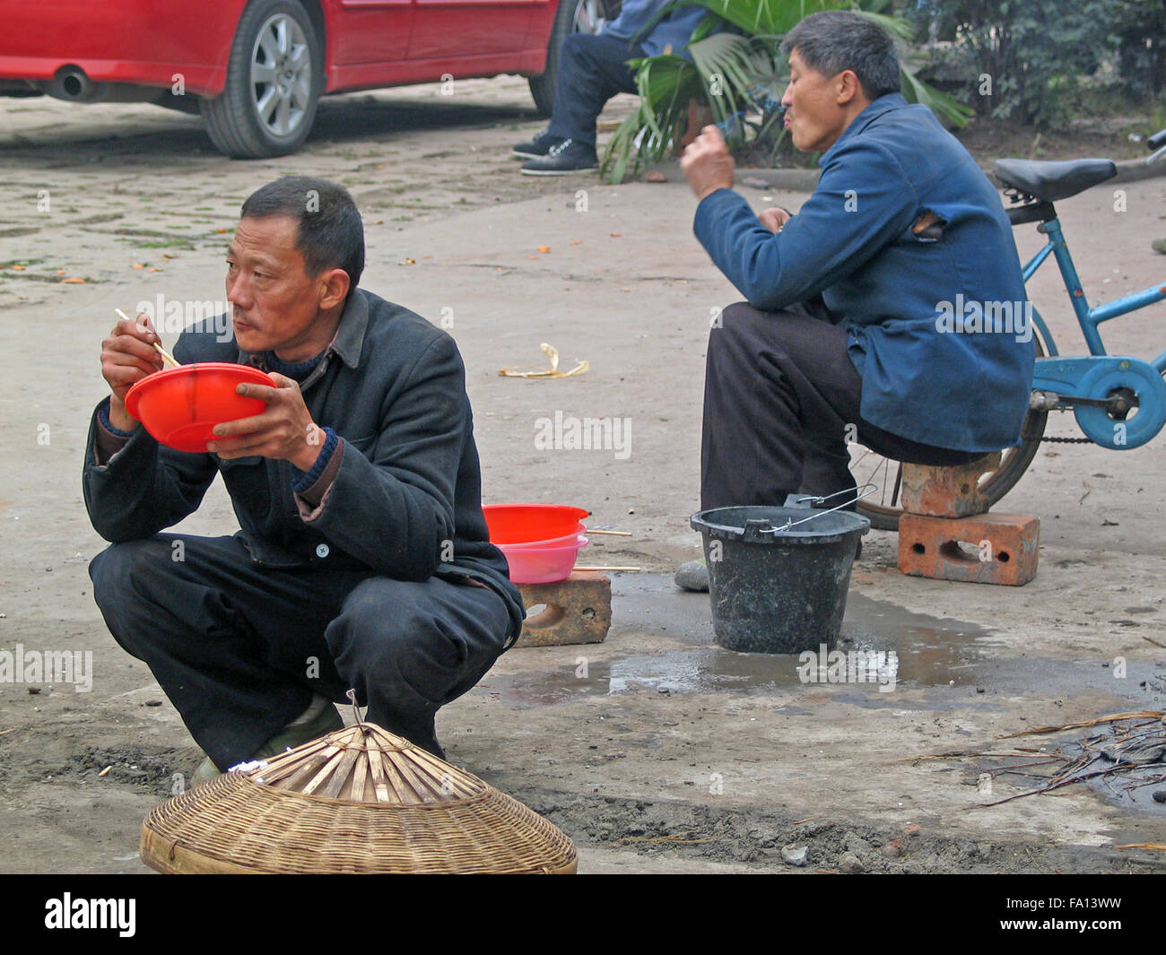 Chinese construction workers lunch break Stock Photo - Alamy