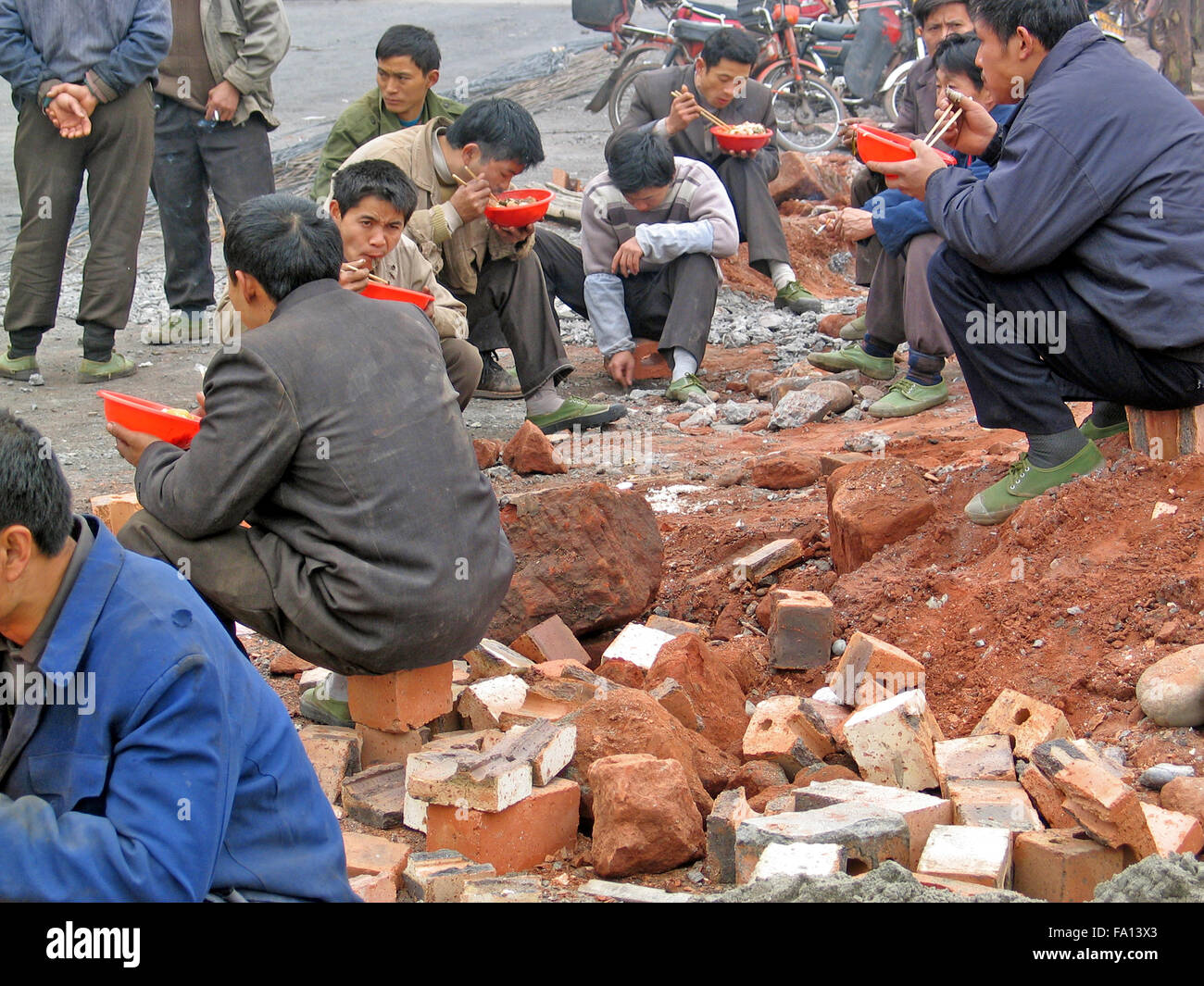 Chinese construction workers lunch break Stock Photo - Alamy
