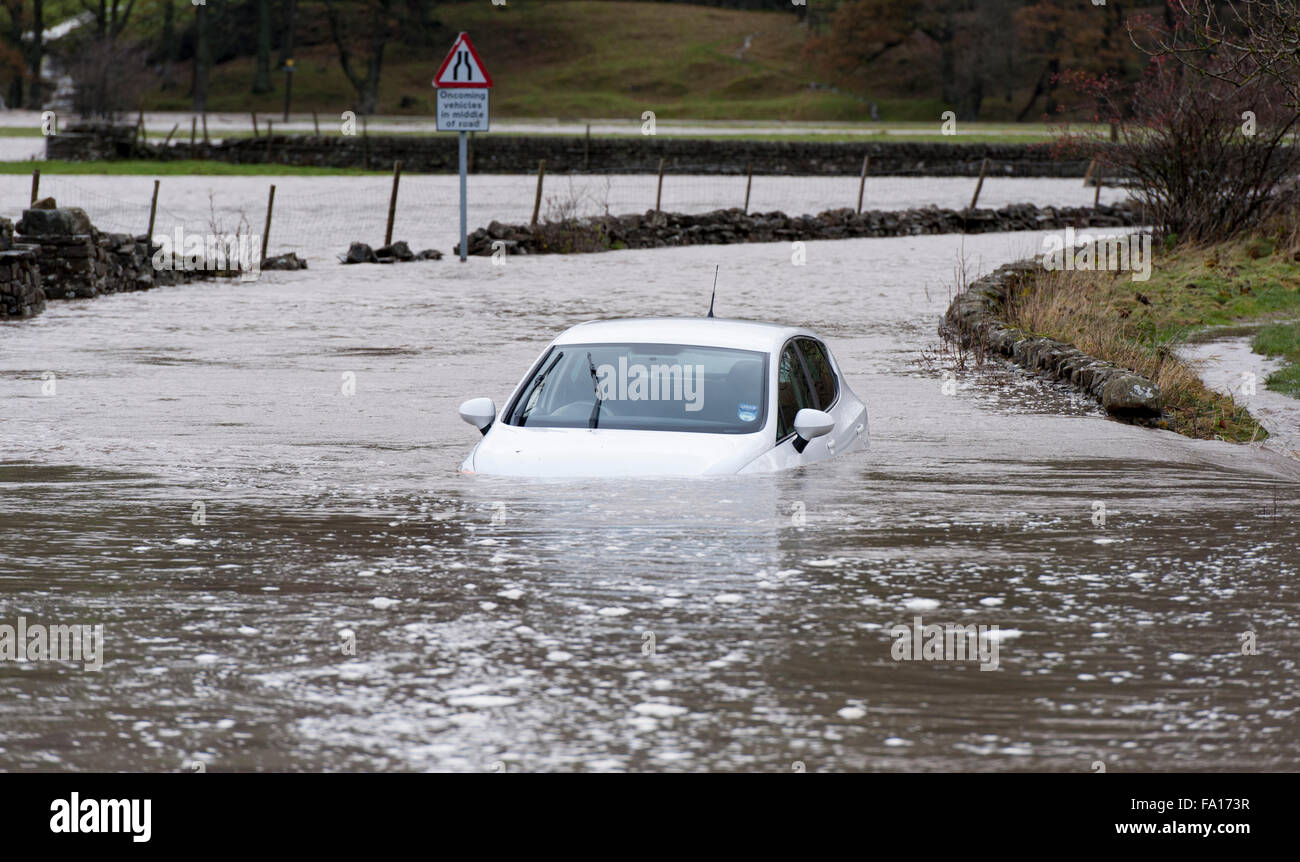 Car stuck in flood water hi-res stock photography and images - Alamy