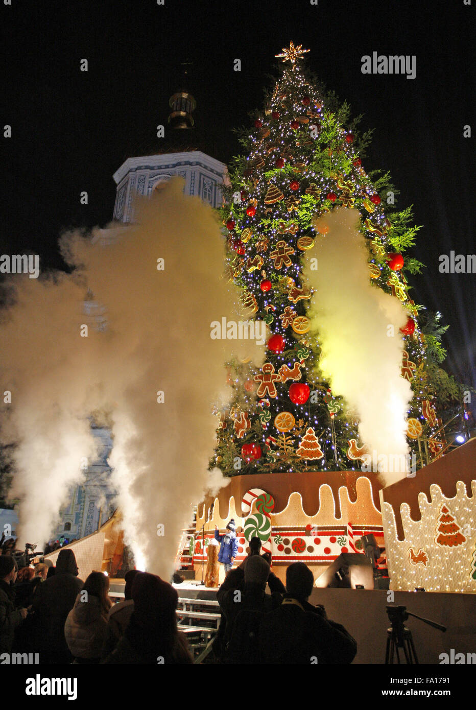 Kiev, Ukraine. 19th Dec, 2015. The main Ukrainian Christmas Tree has ...