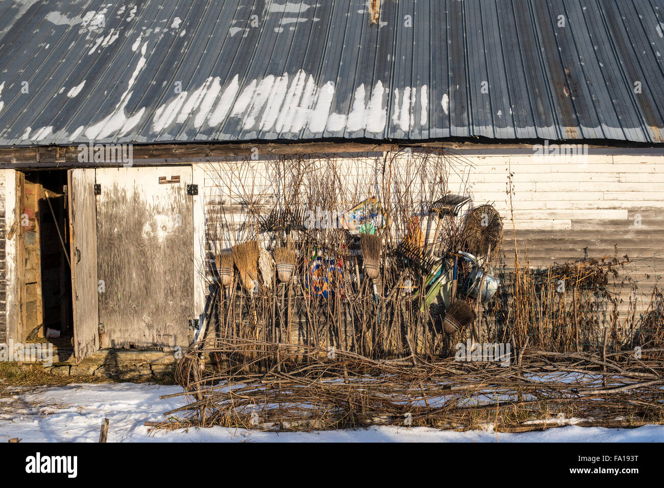 Old white barn farm hi-res stock photography and images - Alamy