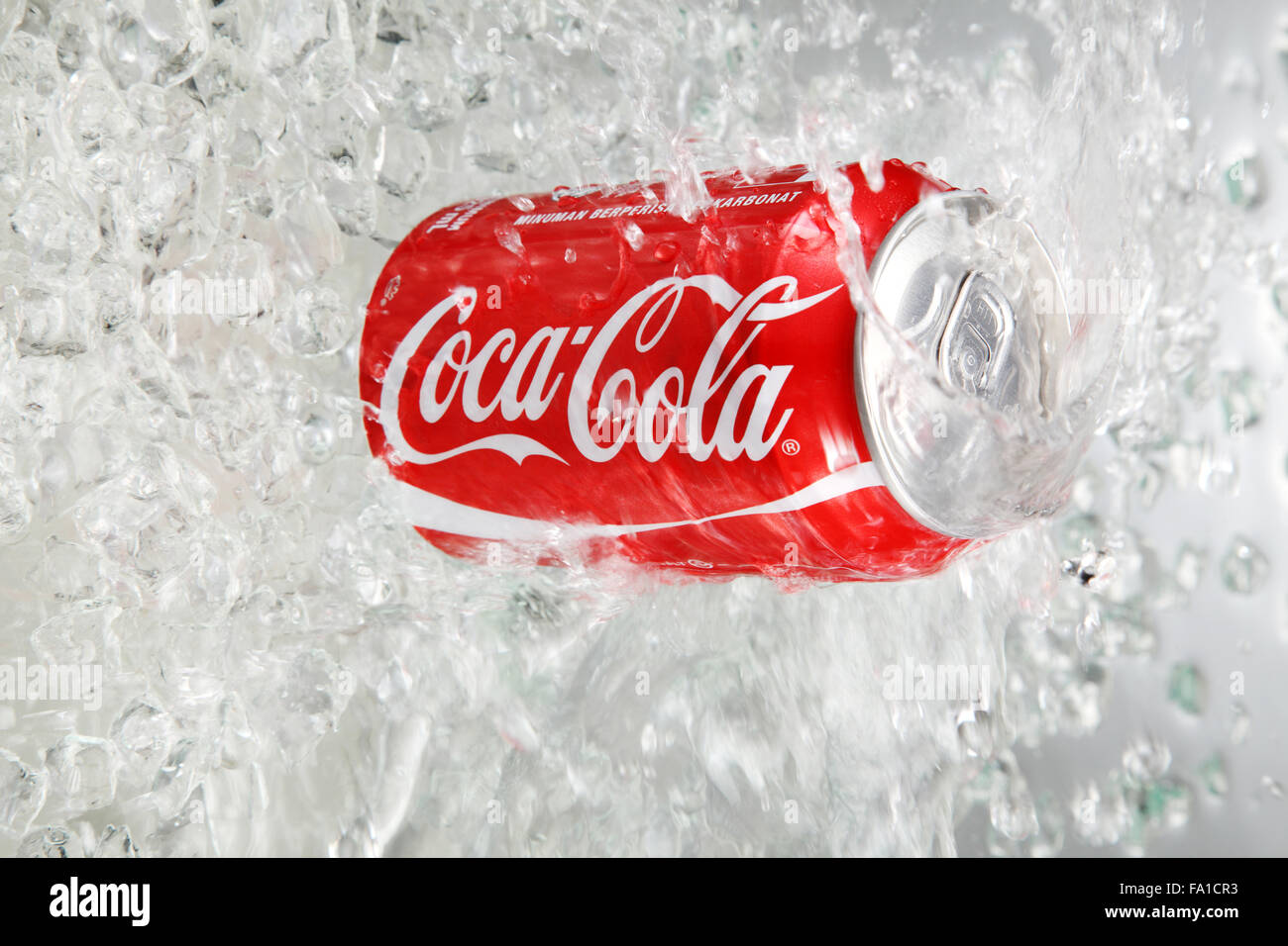 Coca cola can splash hi-res stock photography and images - Alamy