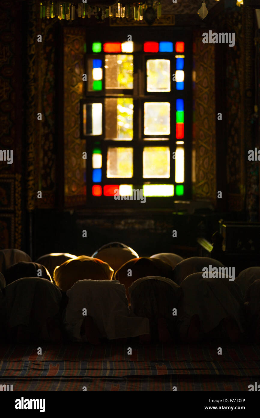 Bowing head prayer hi-res stock photography and images - Alamy