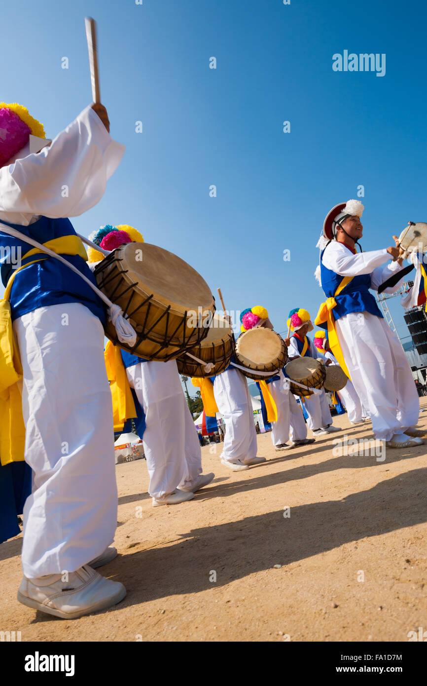 A group of traditionally dressed Koreans in white and blue hanbok ...