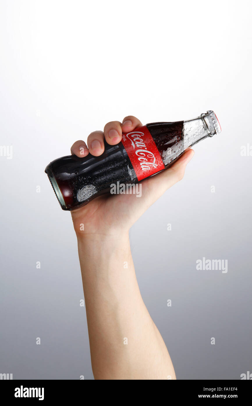 Hand holding coca cola bottle hi-res stock photography and images - Alamy