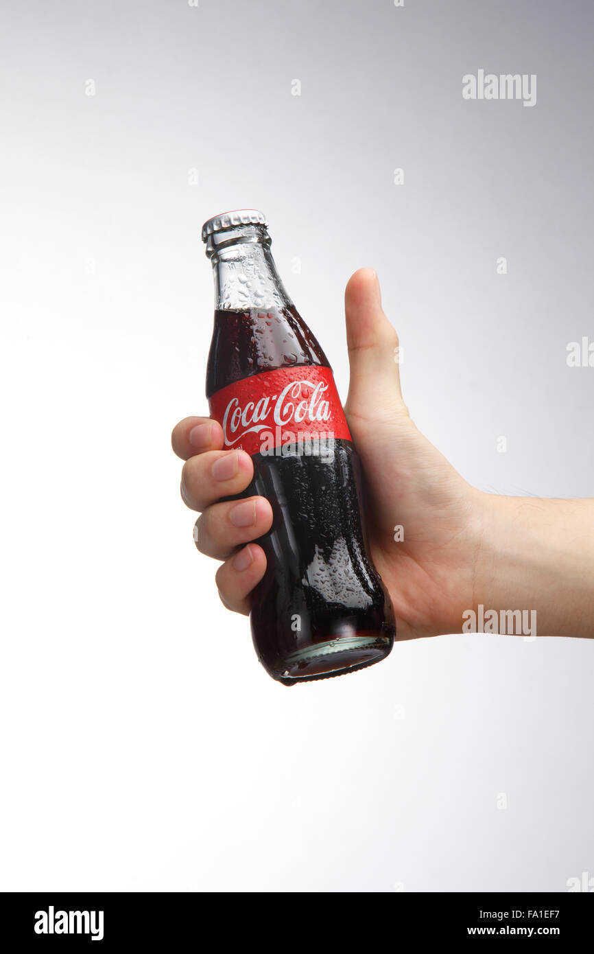 Hand holding coca cola bottle hi-res stock photography and images - Alamy