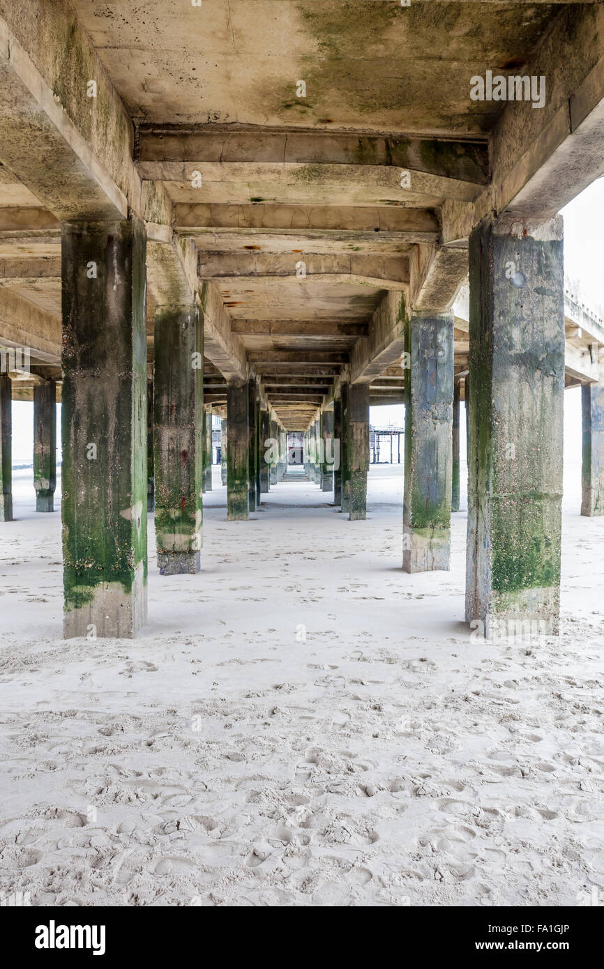 Under wooden pier beach hi-res stock photography and images - Alamy