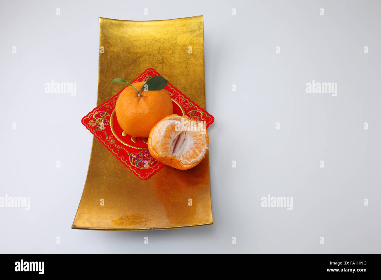 mandarin oranges on the golden plate Stock Photo - Alamy
