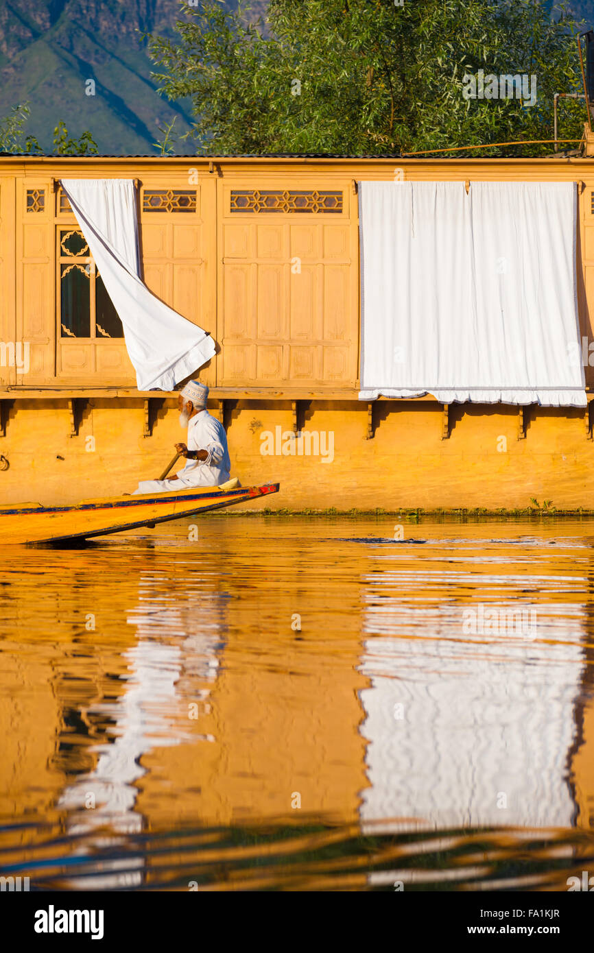 Floating house boat hi-res stock photography and images - Alamy