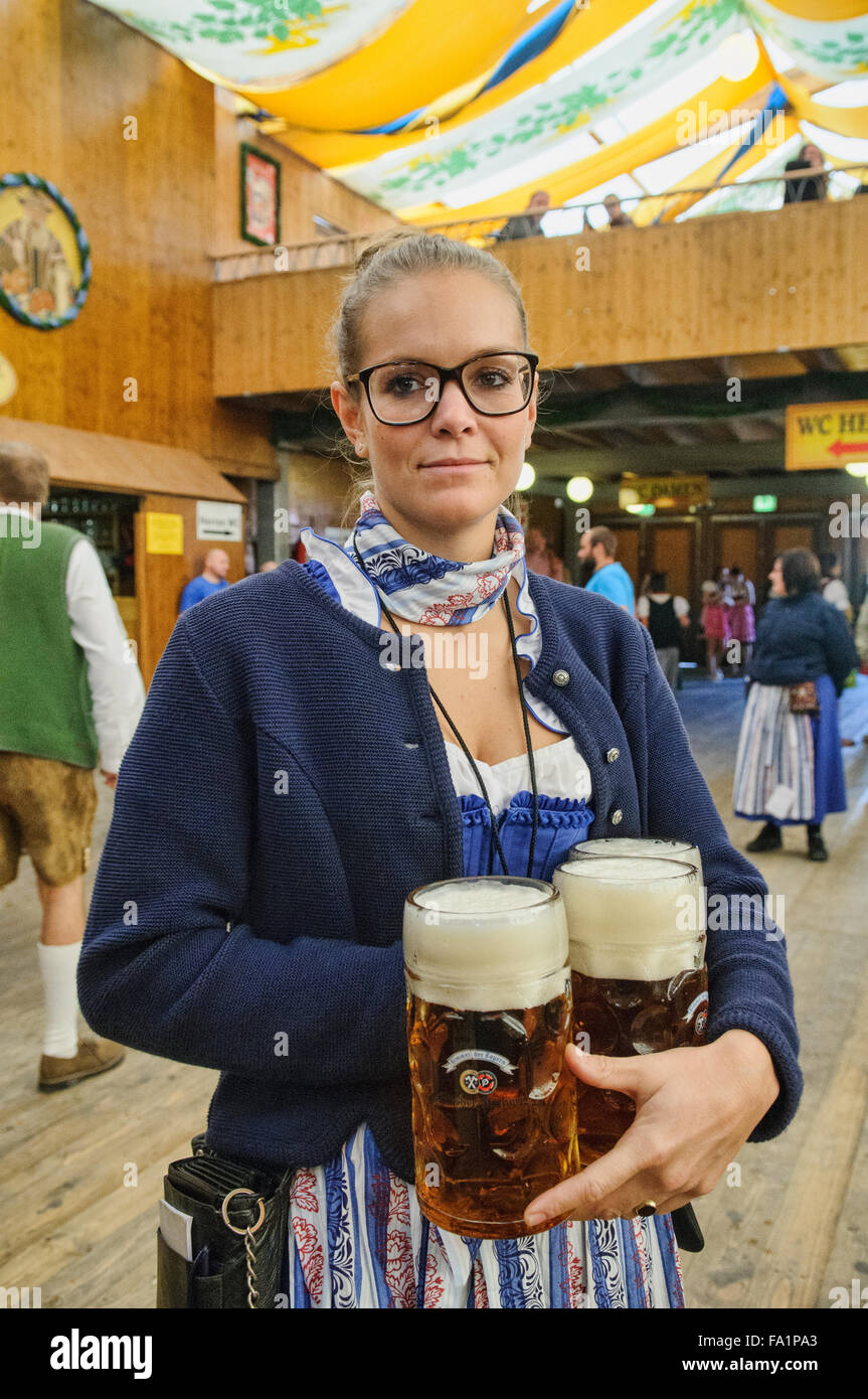 Traditional waitress in munich beer hi-res stock photography and images ...