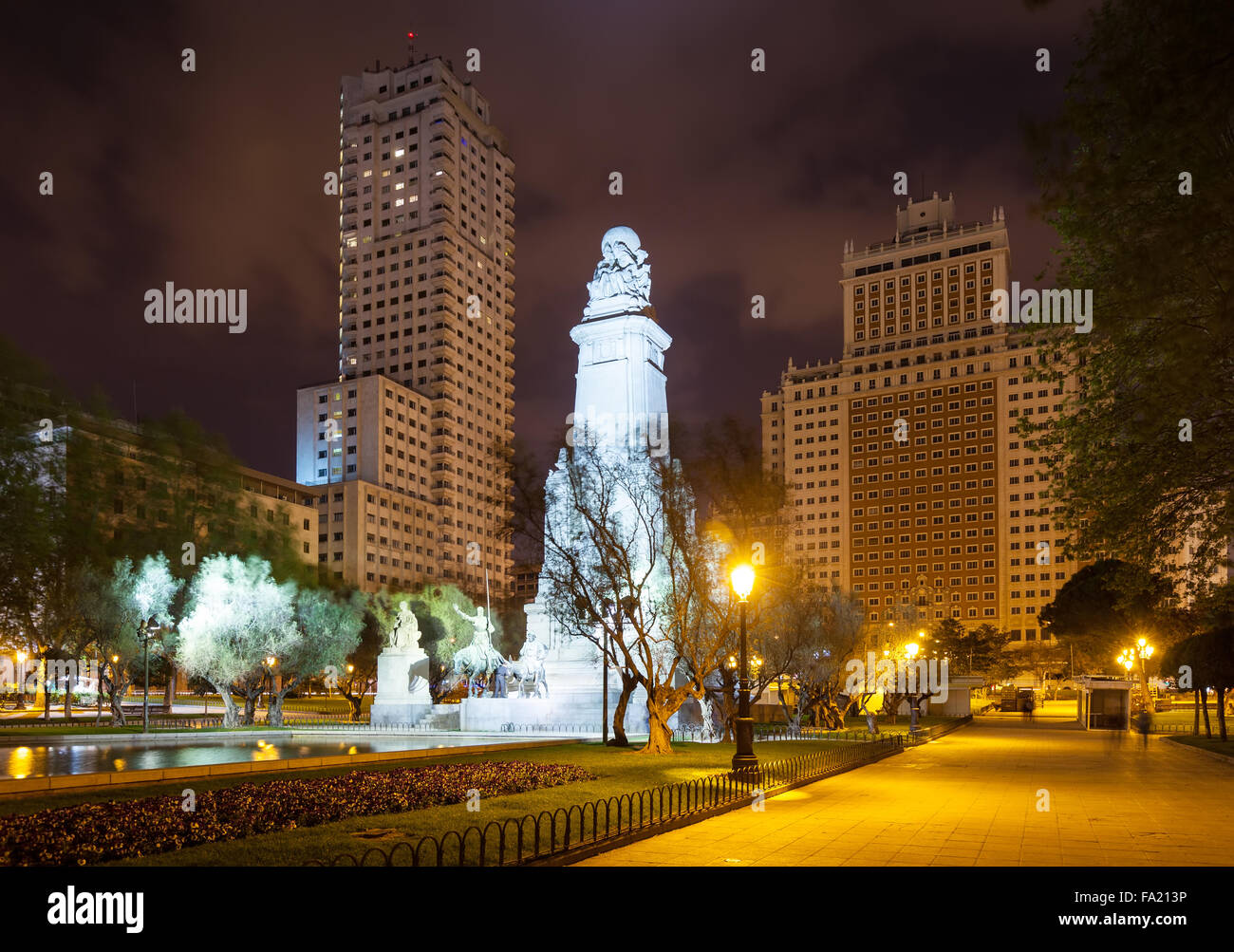 Night view of Plaza de Espana - one of symbol of Madrid Stock Photo - Alamy