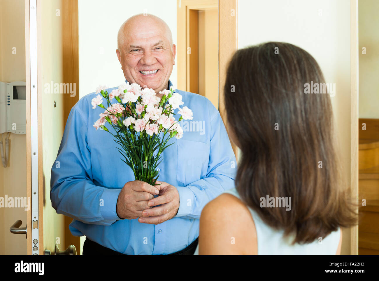 Man and woman meet surprise hi-res stock photography and images - Alamy