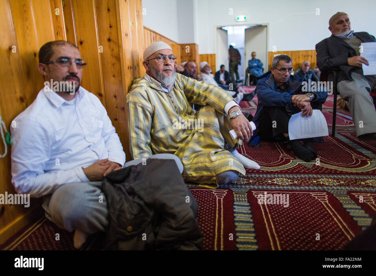 Moroccans praying hi-res stock photography and images - Alamy