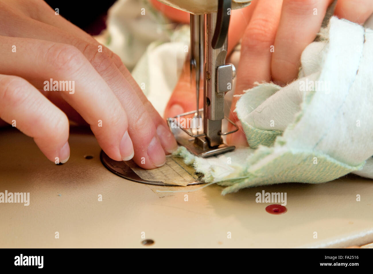 How is sewing machine works hi-res stock photography and images - Alamy