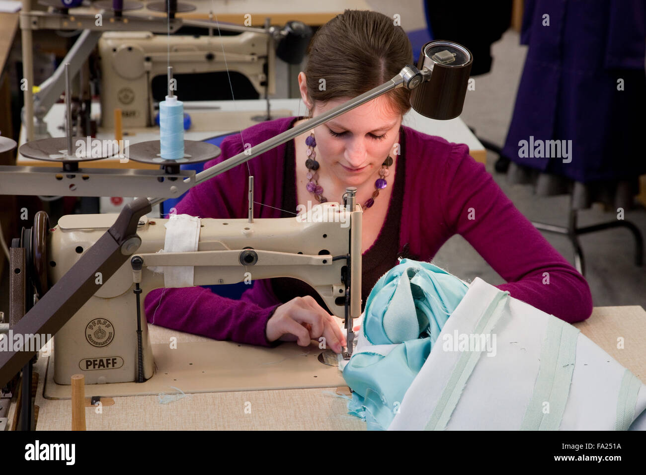 How is sewing machine works hi-res stock photography and images - Alamy