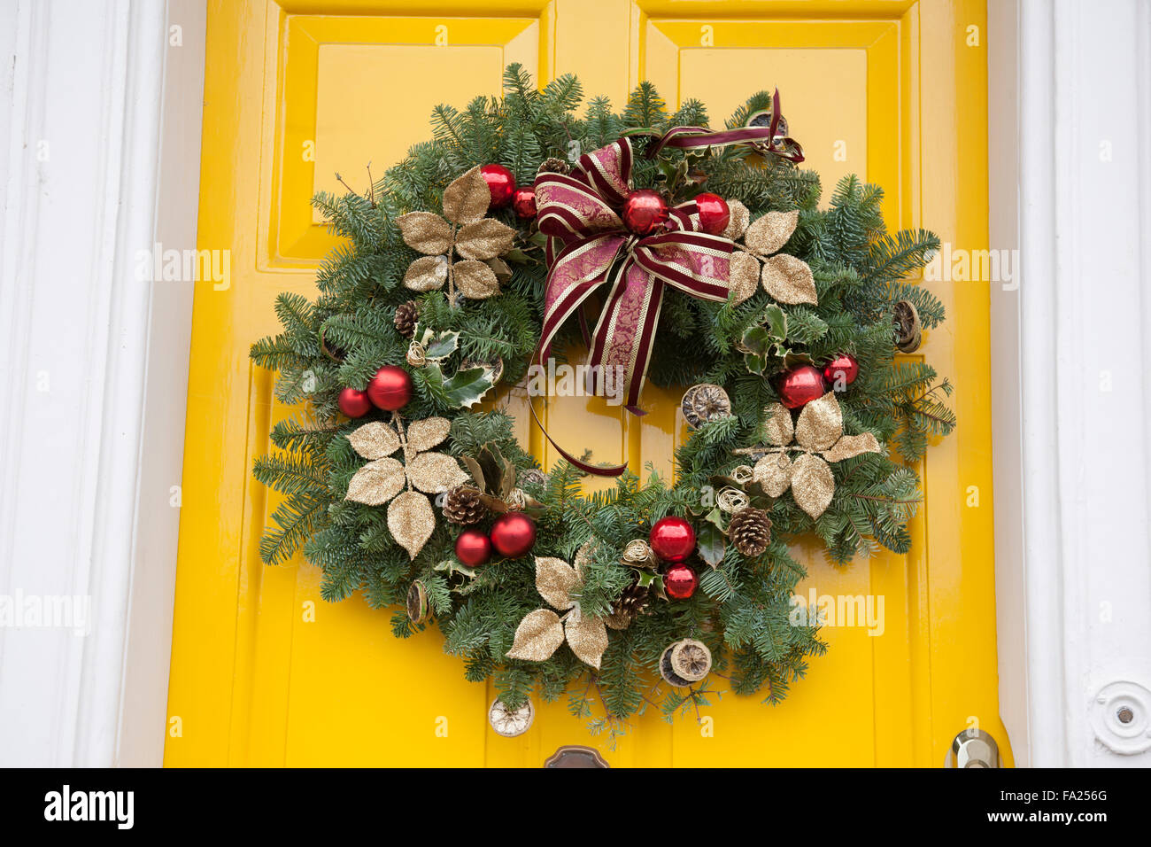 Christmas Reef on Yellow Front Door Stock Photo - Alamy