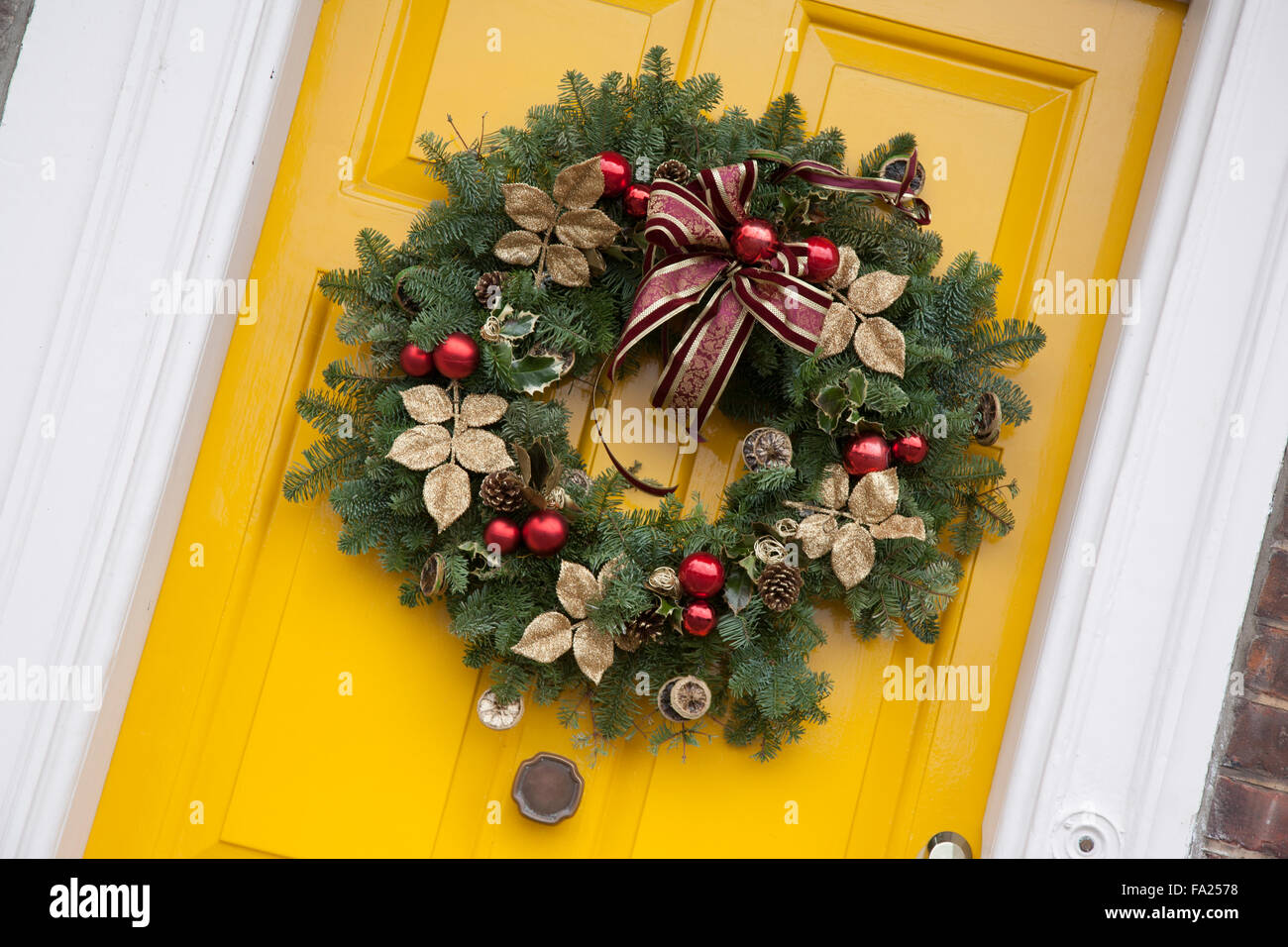 Christmas Reef on Yellow Front Door Stock Photo - Alamy