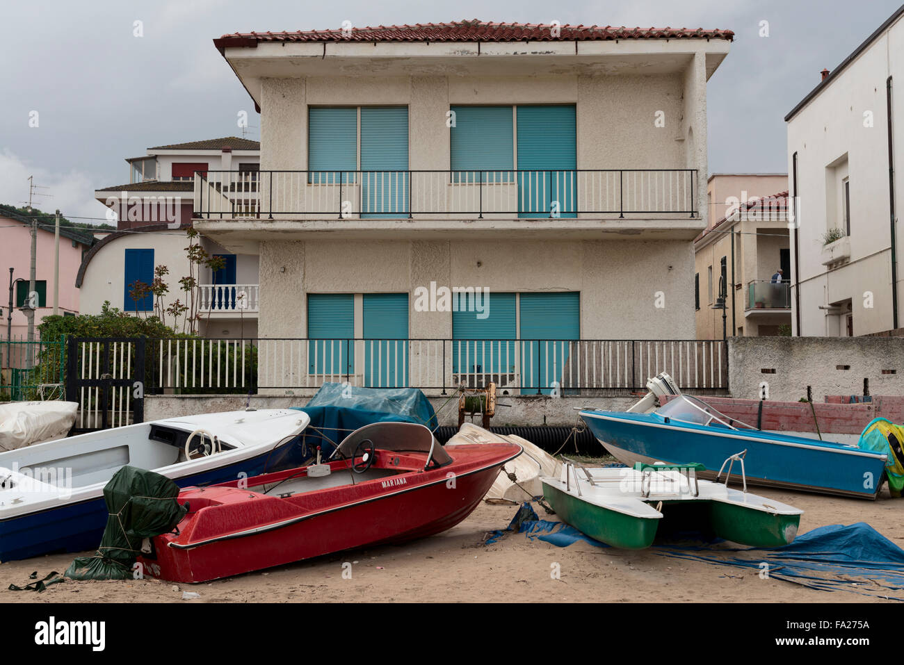 Beached boats hi-res stock photography and images - Alamy