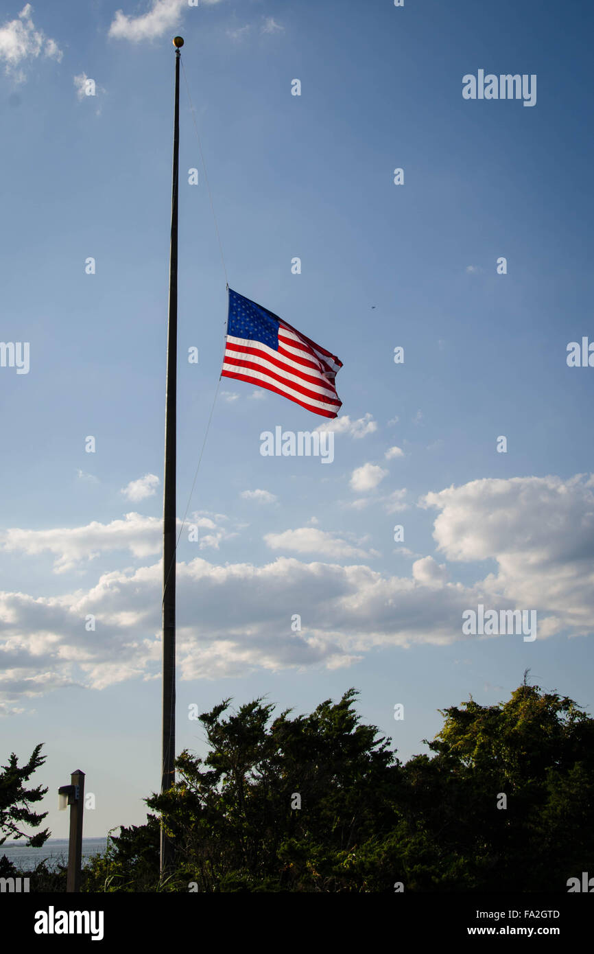 Half staff hi-res stock photography and images - Alamy