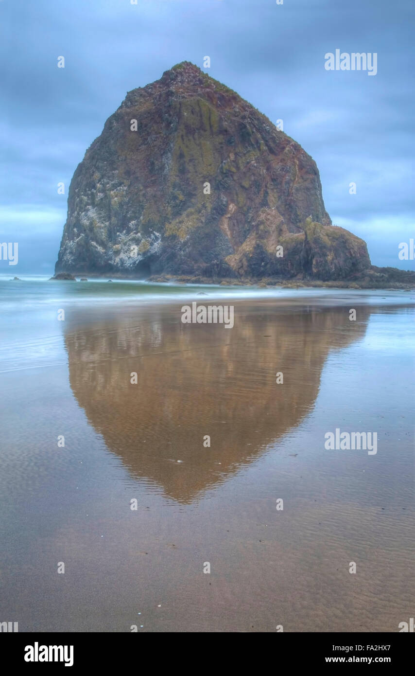 Scenic haystack rock cannon beach hi-res stock photography and images ...
