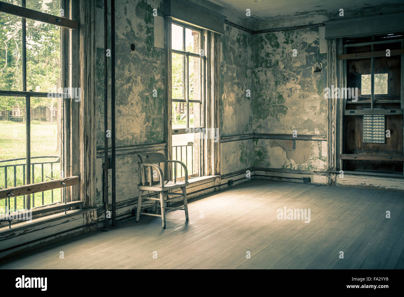 Empty abandoned room hi-res stock photography and images - Alamy