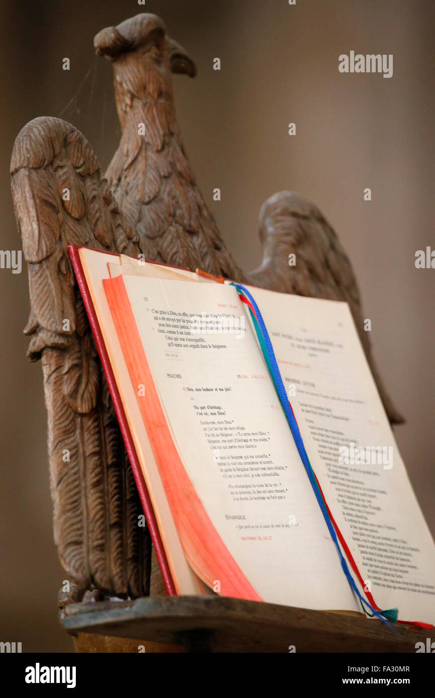 Bible on a lectern Stock Photo - Alamy