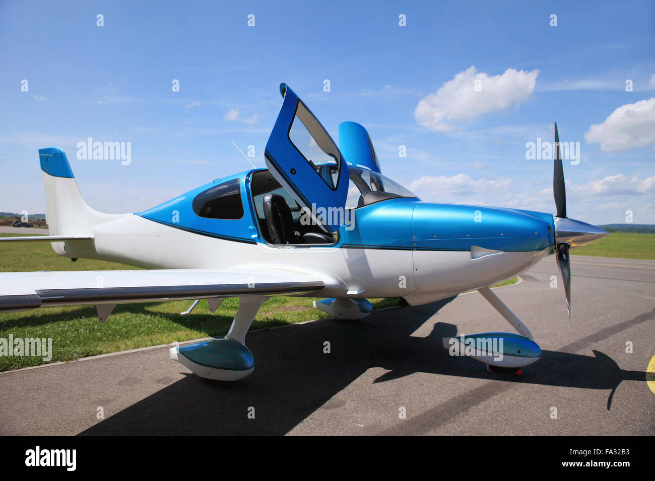 Old piston engine propeller aircraft hi-res stock photography and ...