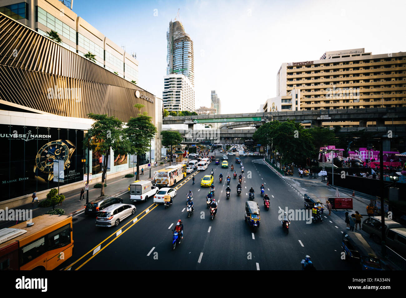 Traffic and modern buildings along Ratchadamri Road, at Siam, Bangkok ...