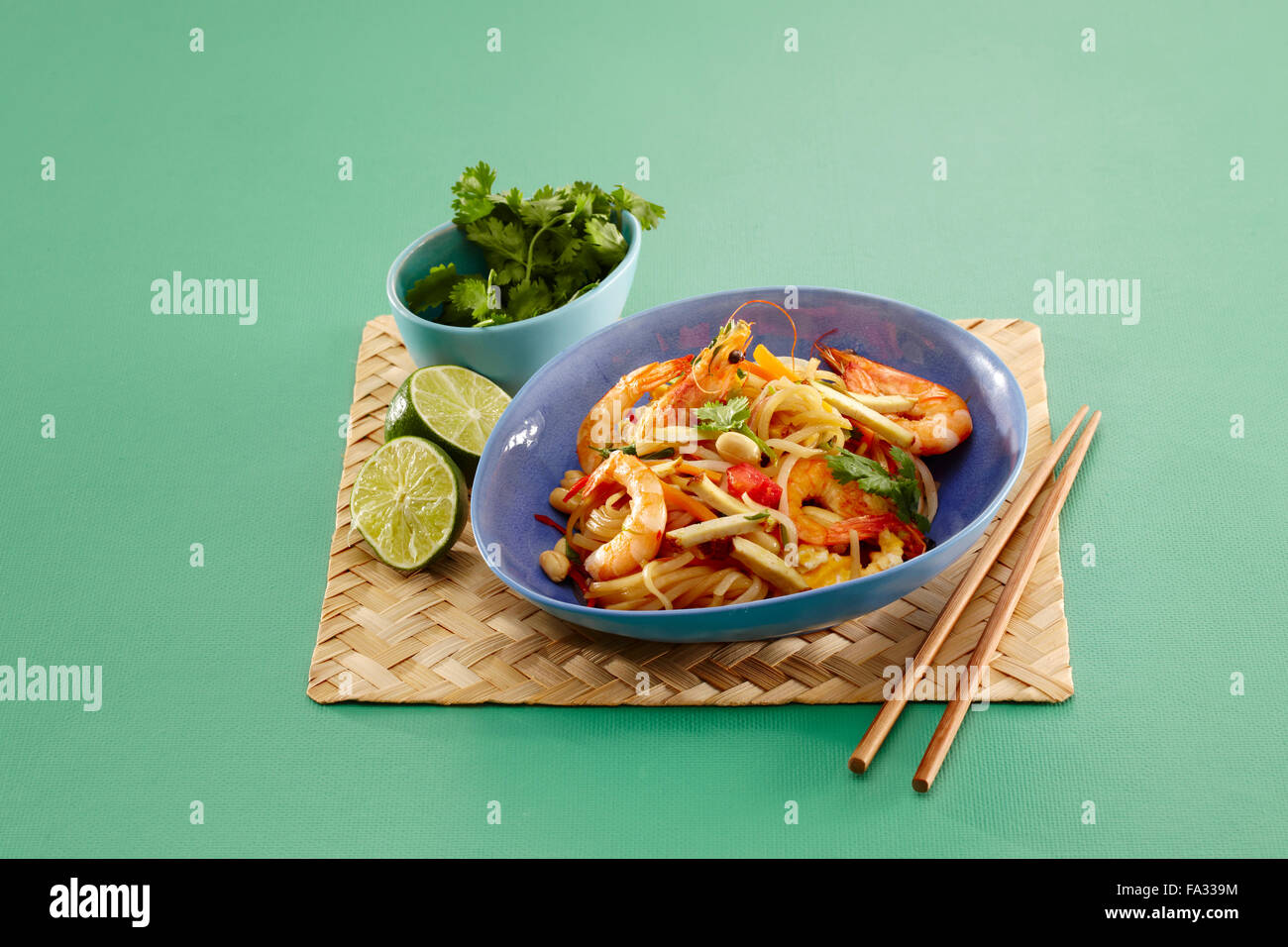 Rice noodles with scampi and tofu + steps Stock Photo - Alamy