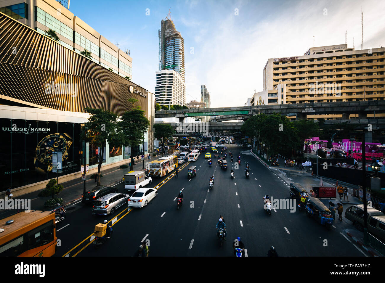 Traffic and modern buildings along Ratchadamri Road, at Siam, Bangkok ...