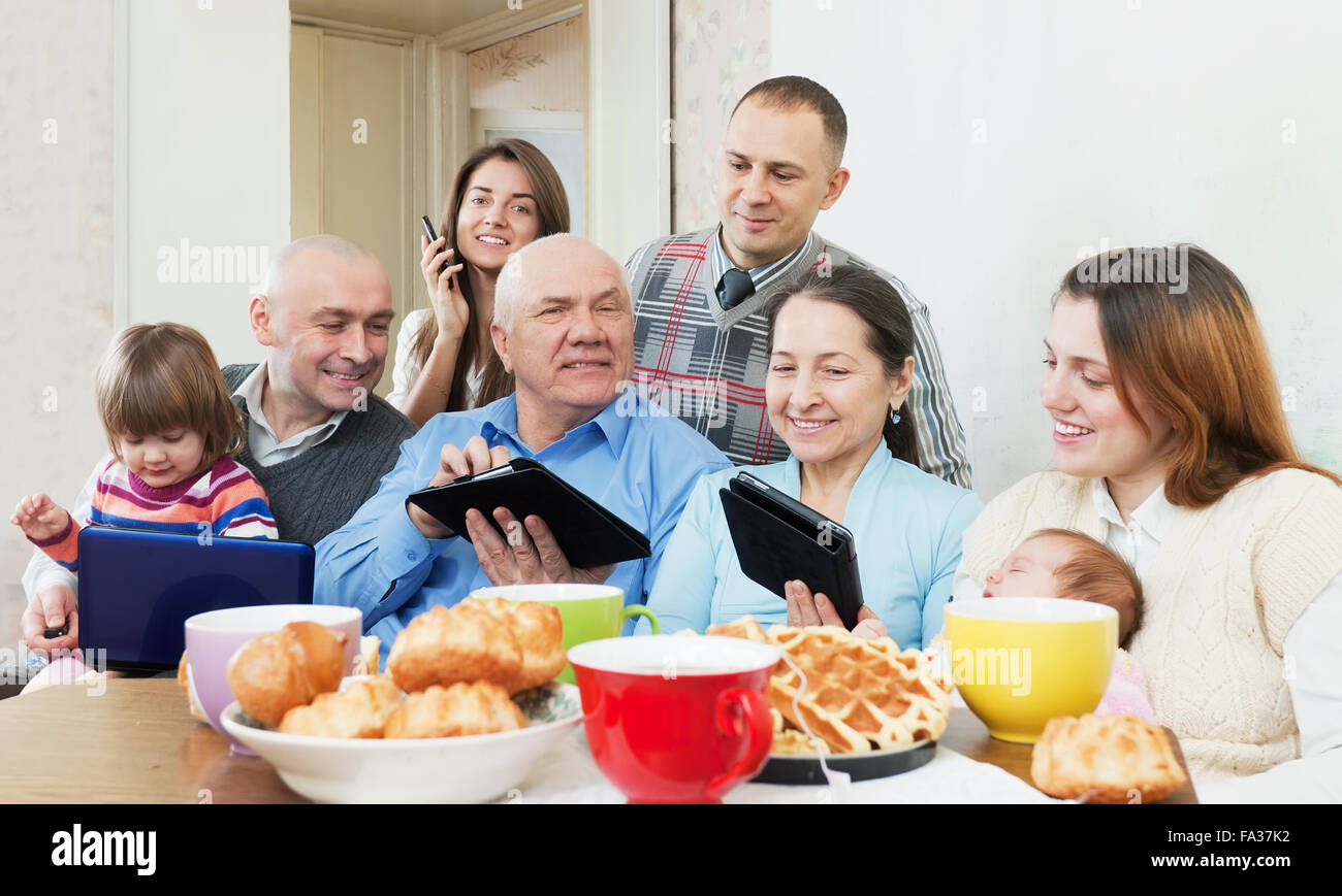 Ereader group hi-res stock photography and images - Alamy