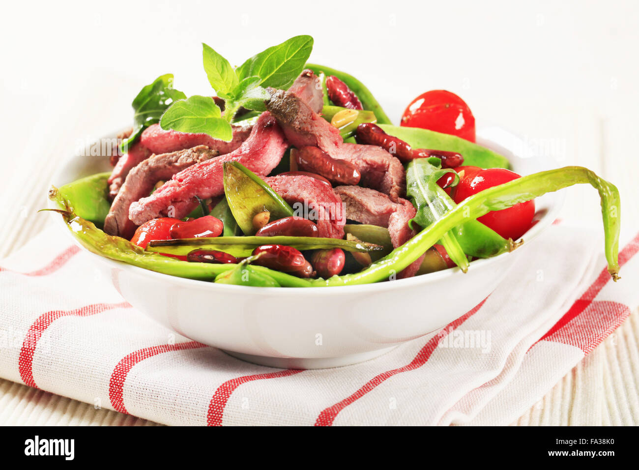 Vegetable salad with strips of roast beef Stock Photo - Alamy