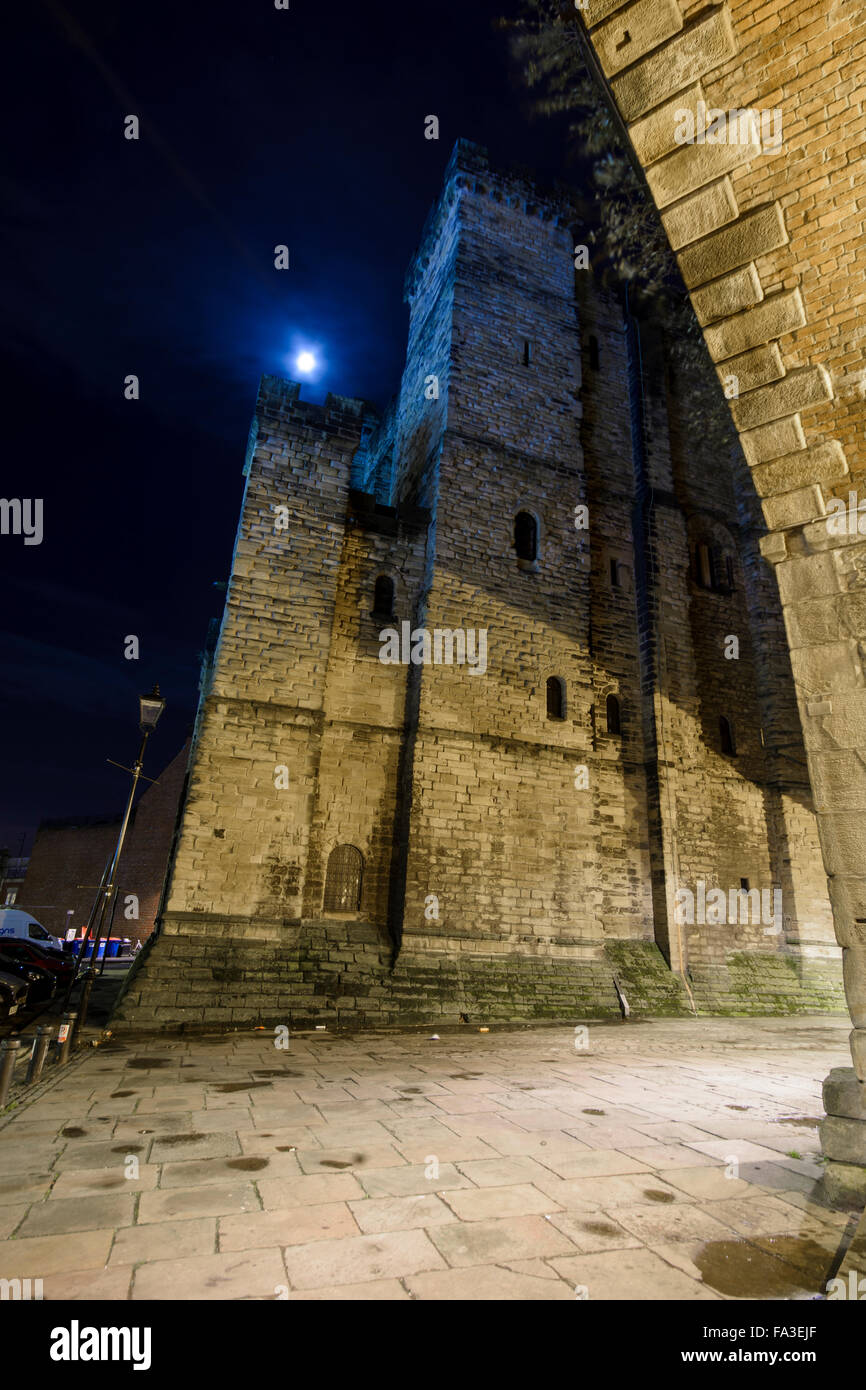 Newcastle castle night hi-res stock photography and images - Alamy