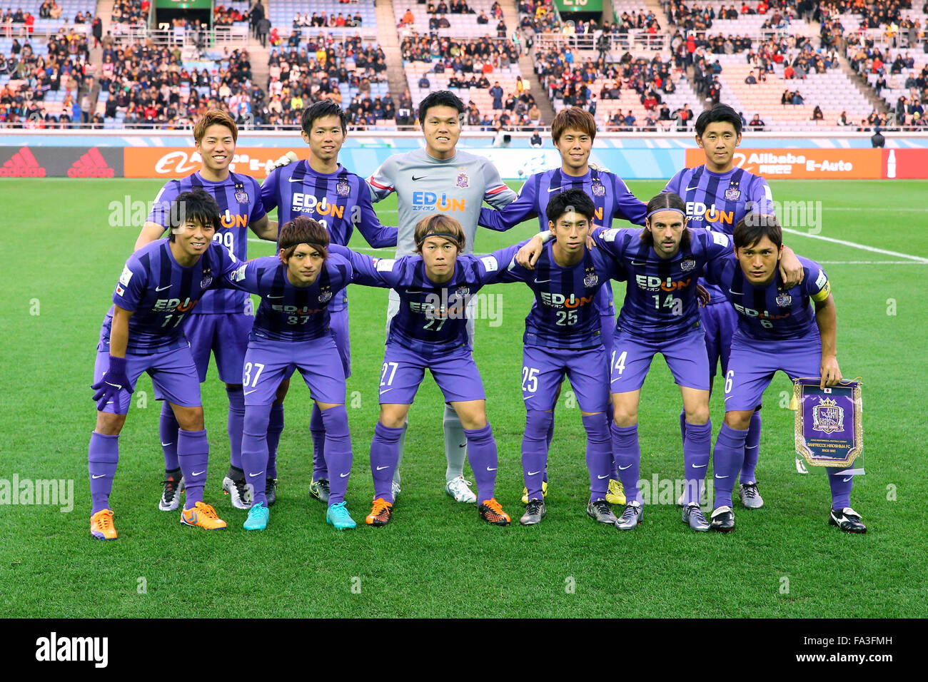 Kanagawa, Japan. 20th Dec, 2015. Sanfrecce Hiroshima team group line-up ...