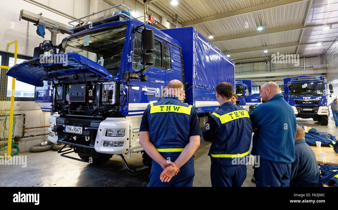 Elster, Germany. 18th Dec, 2015. Members of the Technisches Hilfswerk ...