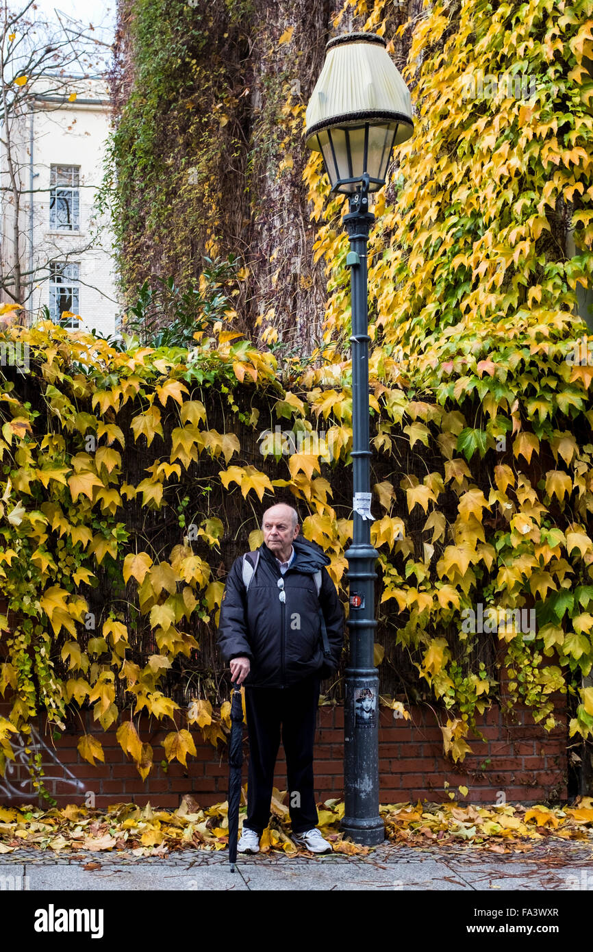 Standing under street lamp hi-res stock photography and images - Alamy