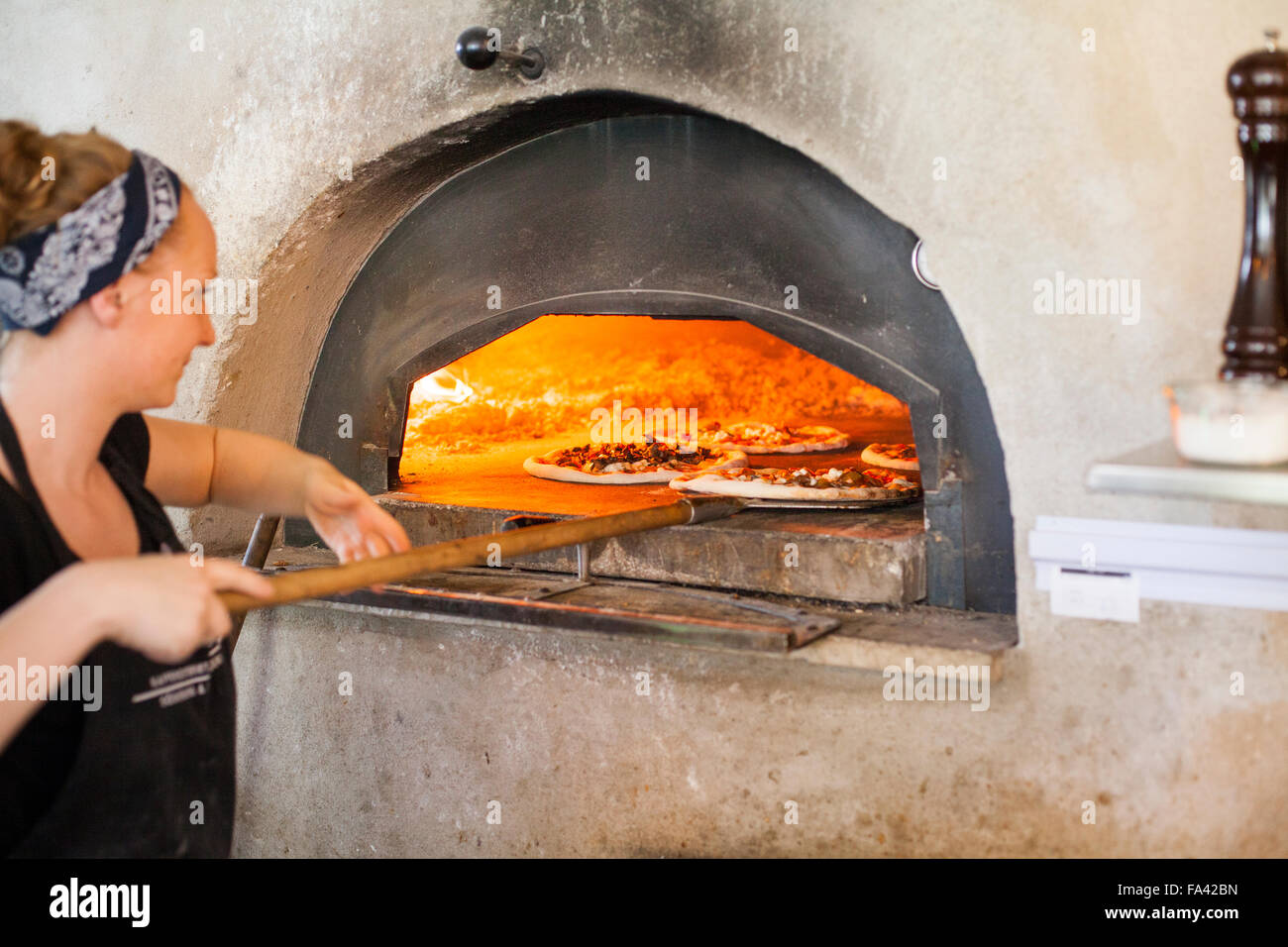 Female Pizza Chef High Resolution Stock Photography and Images - Alamy