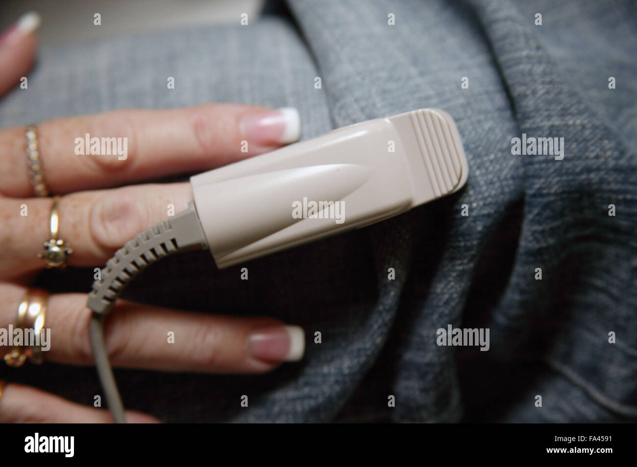 Oxygen saturation probe hi-res stock photography and images - Alamy