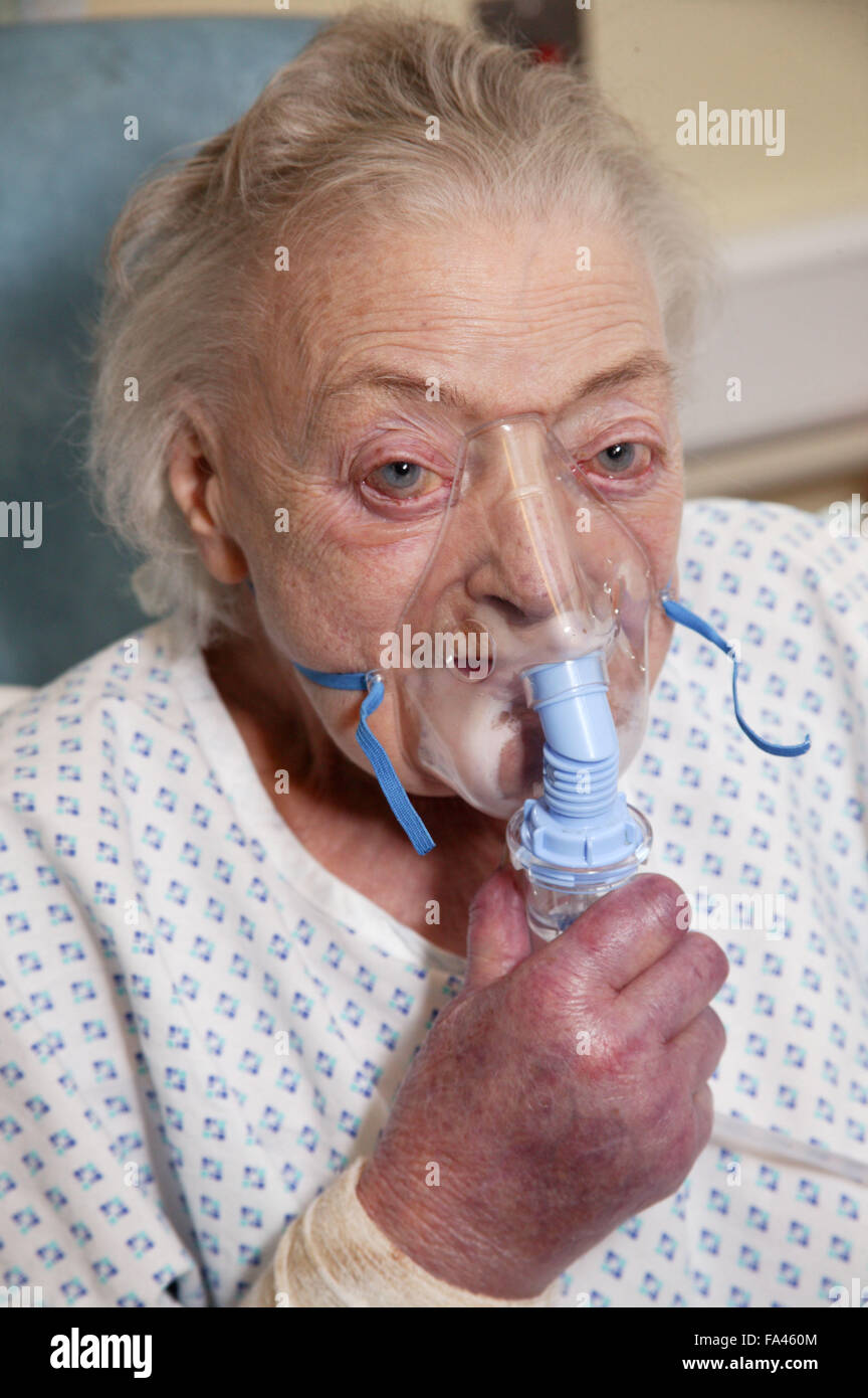 Oxygen facemask hi-res stock photography and images - Alamy