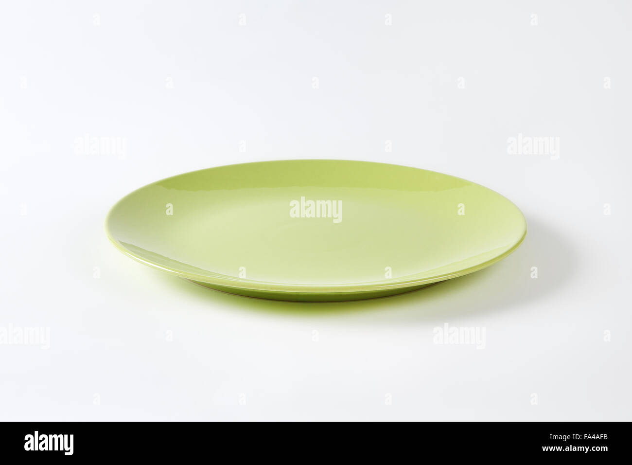 empty green plate on white background Stock Photo - Alamy