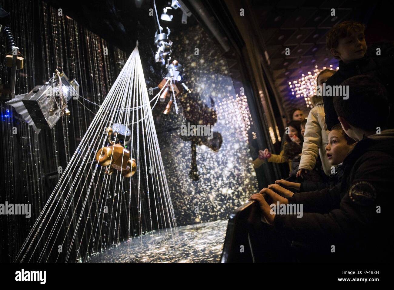 Paris, France. 20th Dec, 2015. Children look at Christmas window ...