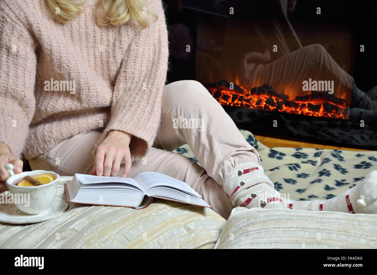 Lady reading a book hi-res stock photography and images - Alamy