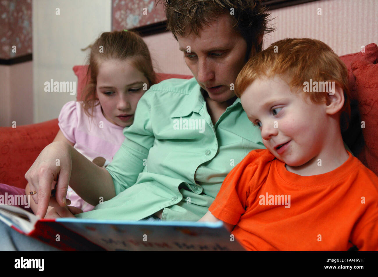 Lone parent with children hi-res stock photography and images - Alamy