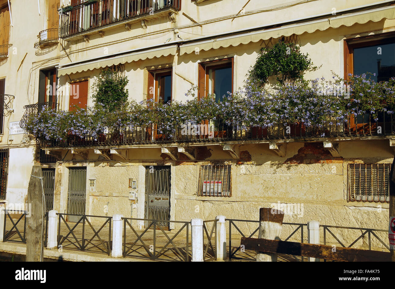 Continuous iron balcony hi-res stock photography and images - Alamy