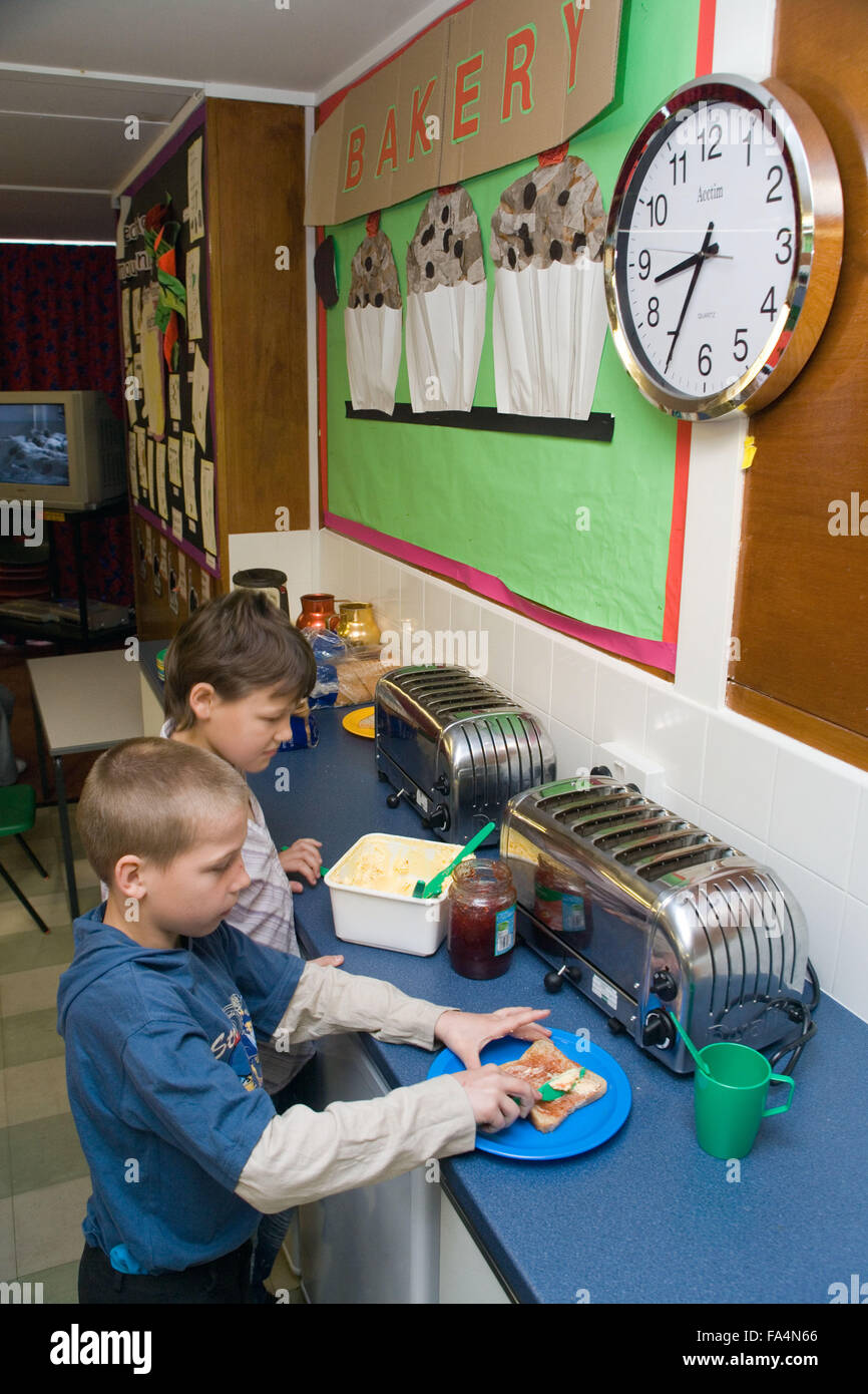 Primary school breakfast club hi-res stock photography and images - Alamy