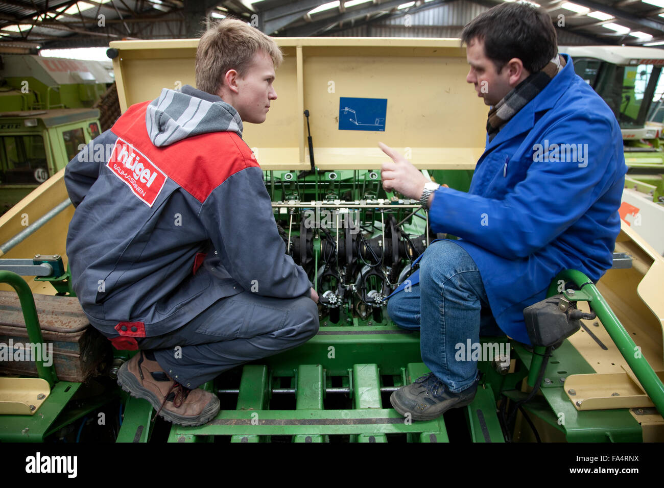 Practical education to the mechatronic. Teaching instructor explains ...