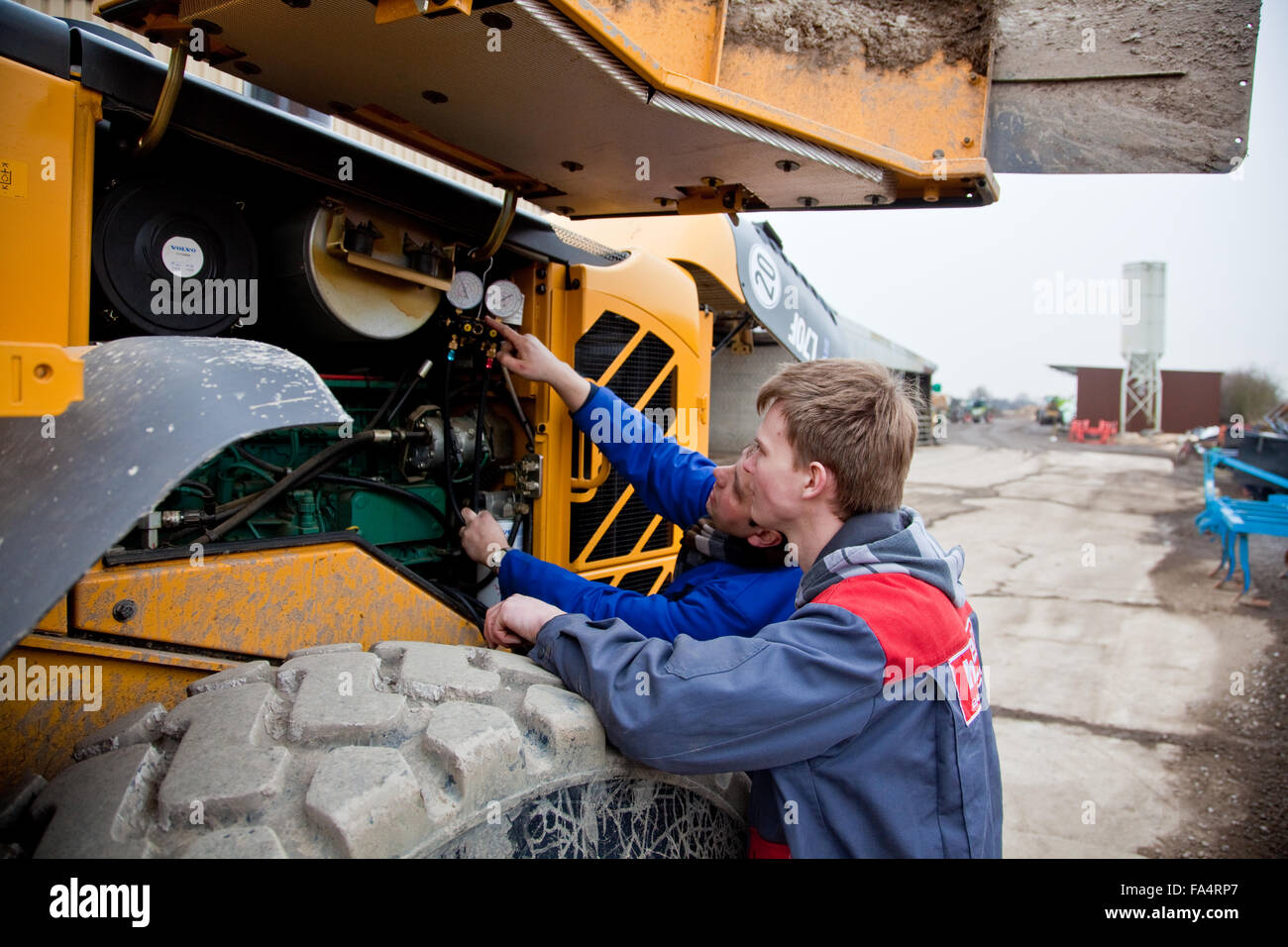 Practical education to the mechatronic. Teaching instructor explains a ...