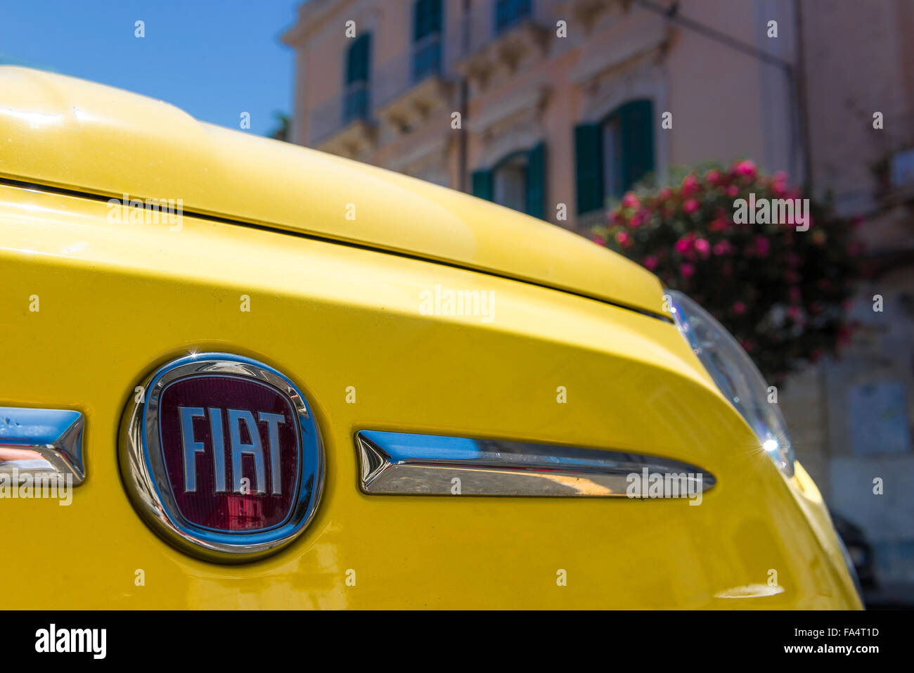 Yellow fiat 500 car hi-res stock photography and images - Alamy